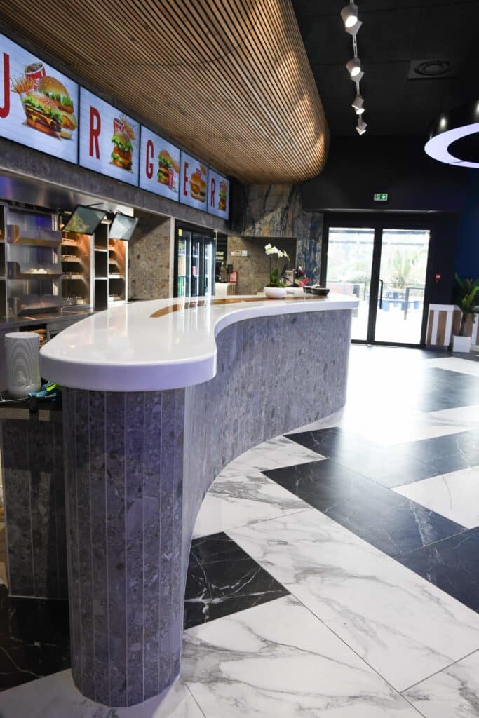 UN COMPTOIR BAR POUR CFC LORMONT - Acer